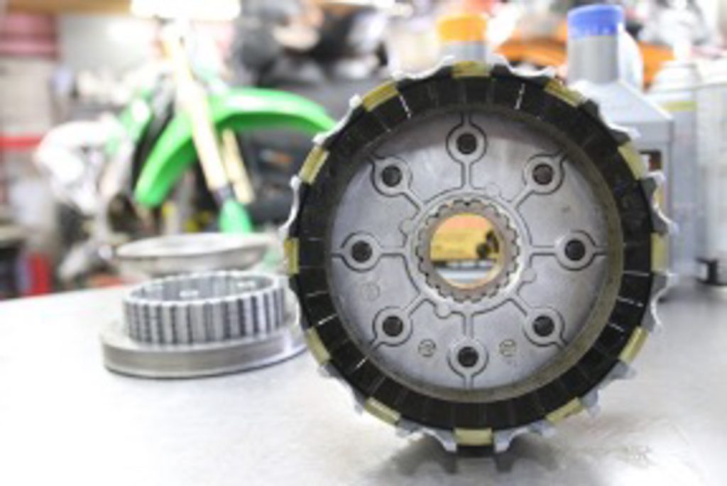 Comment Protéger l’Embrayage Humide de Moto | Custom Tour Magazine