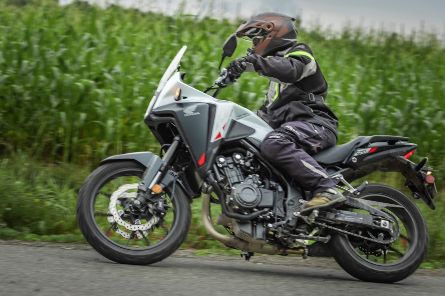 La Honda NX500, Simple Mais Pleine de Potentiel | Custom Tour Magazine