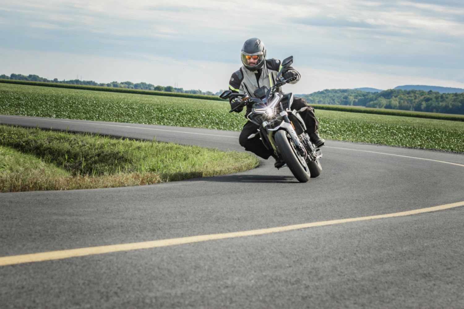 CFMOTO 800NK 2024 : Essai | Custom Tour Magazine