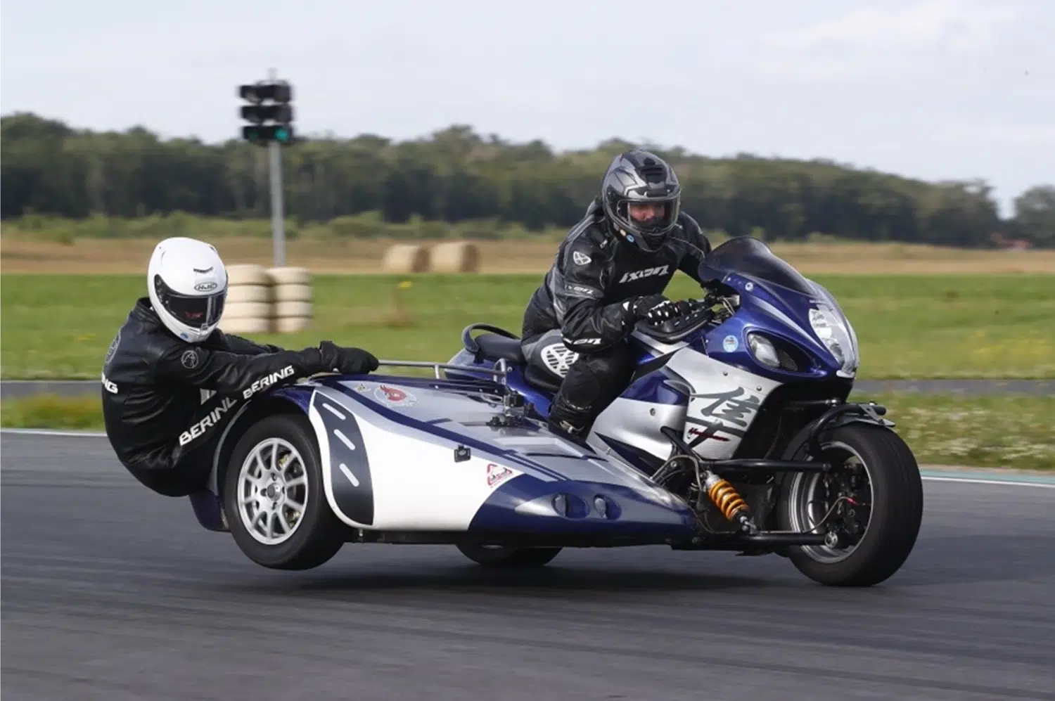 LE SIDE-CAR: AJOUTEZ UNE ROUE À VOTRE PASSION | Custom Tour Magazine