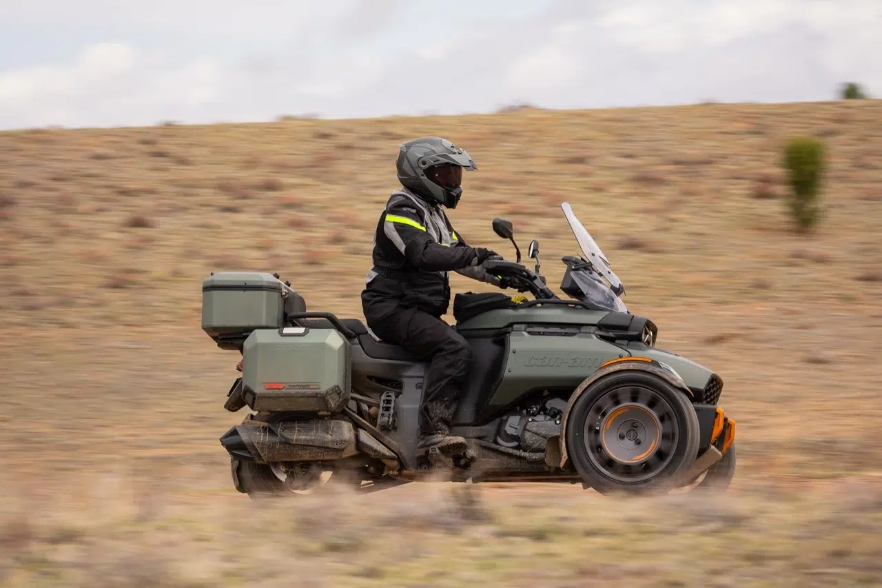 Premiers tours de roues avec le tout nouveau modèle Can-Am Canyon 2025 ...