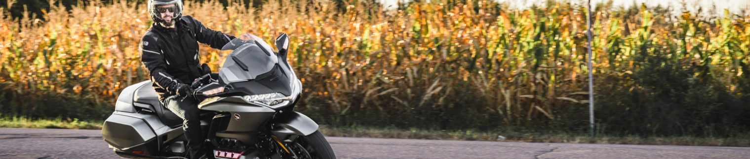 La Honda NX500, Simple Mais Pleine de Potentiel | Custom Tour Magazine